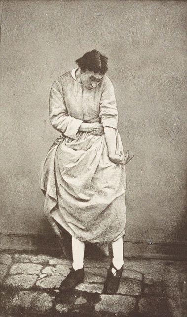 Le donne affette da isteria nelle foto di un medico francese dell'Ottocento