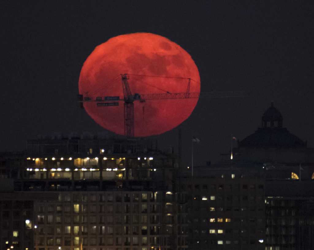 La meraviglia della Superluna nel mondo: le immagini | TPI