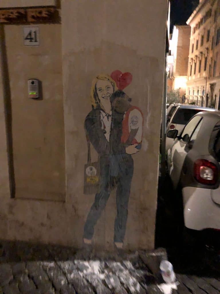Bacio tra Salvini e Di Maio, Meloni con un bimbo africano: murales a Roma