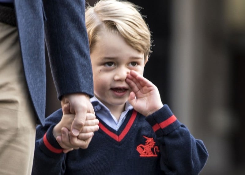 Baby George va a scuola: tra storia e matematica, anche danza e italiano