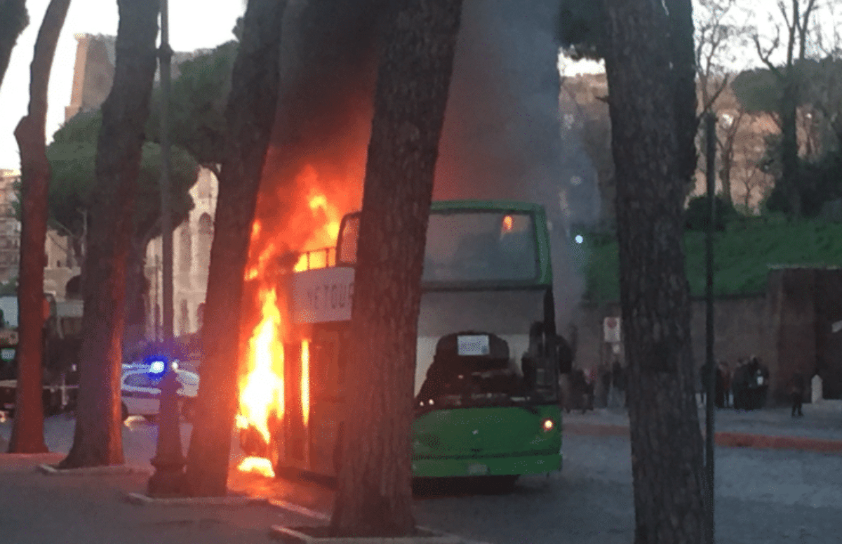 Roma, incendio davanti al Colosseo: prende fuoco un pullman di turisti
