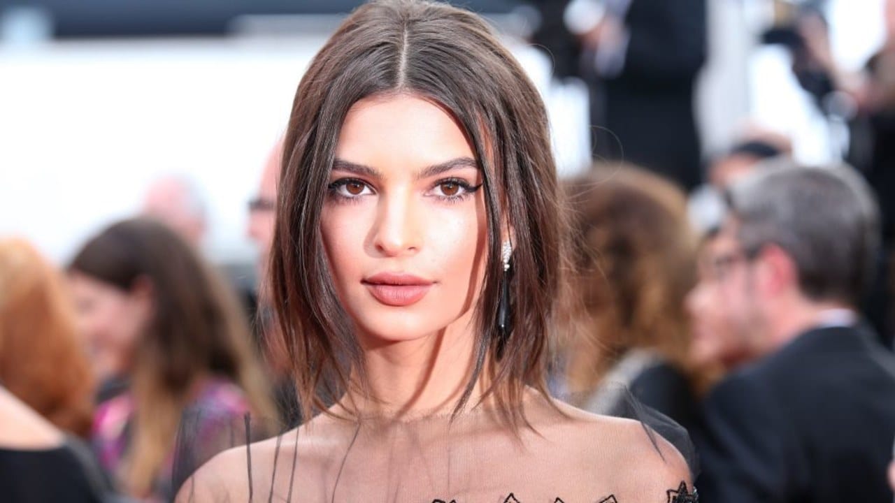 La sfida di Emily Ratajkowski: "Mai preoccuparsi dei giudizi altrui"