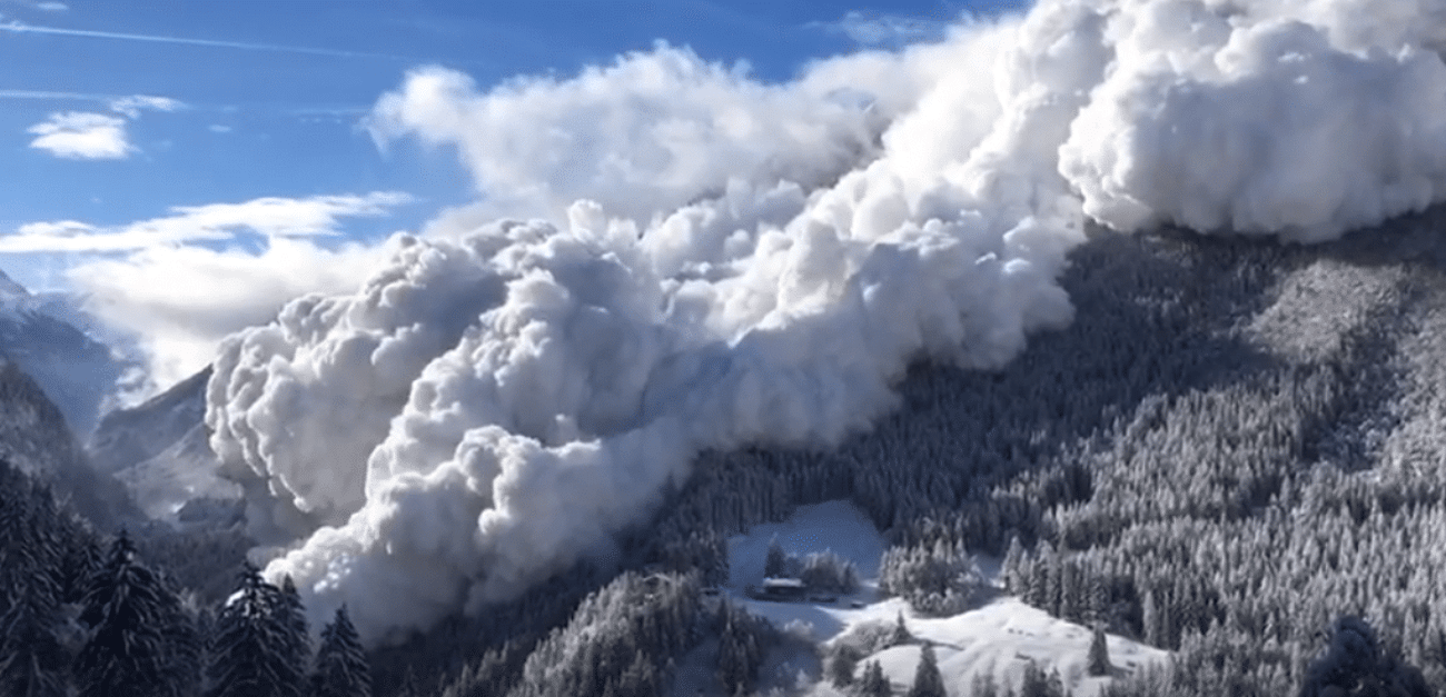 Un muro di neve travolge tutto: l'incredibile video della valanga in ...