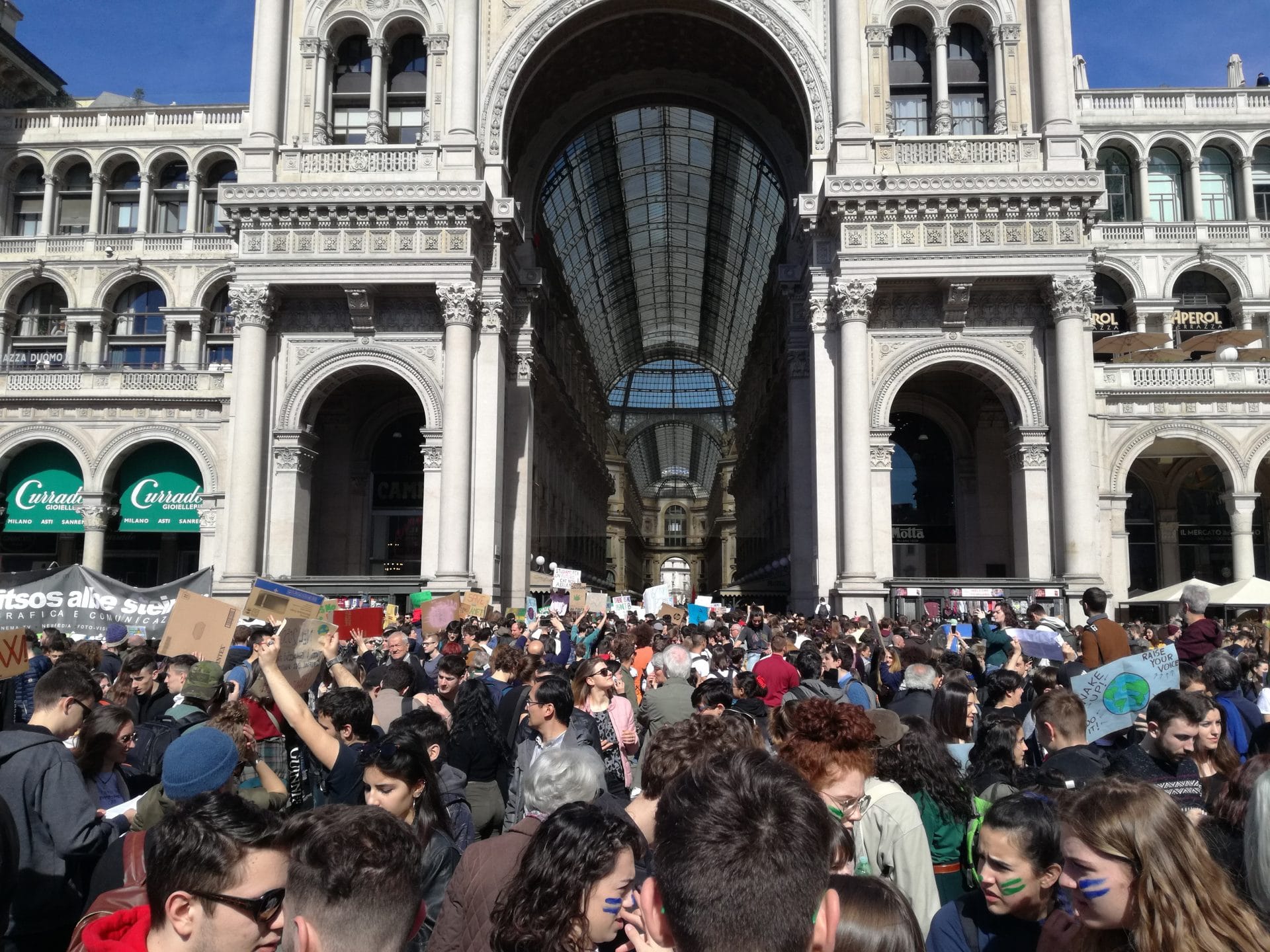 Marcia clima Italia: da Milano a Roma in migliaia sono scesi in piazza