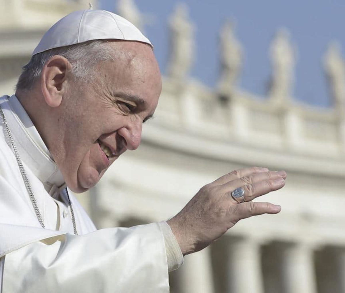 Papa Francesco e l'anello del pescatore: "Guai a chi me lo bacia"