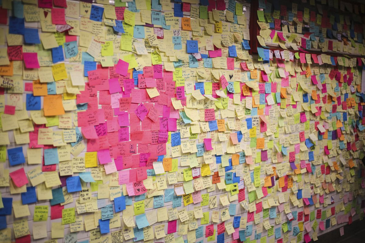 Insulti contro la preside: studenti "cancellano" la scritta con post-it ...
