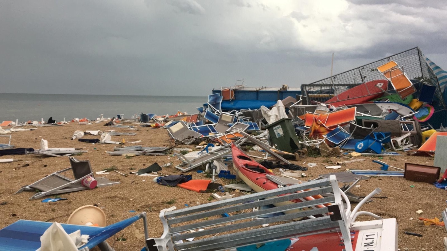 Danni maltempo nelle Marche, un morto. Spiagge devastate e allagamenti Danni maltempo nelle Marche, un morto. Spiagge devastate e allagamenti