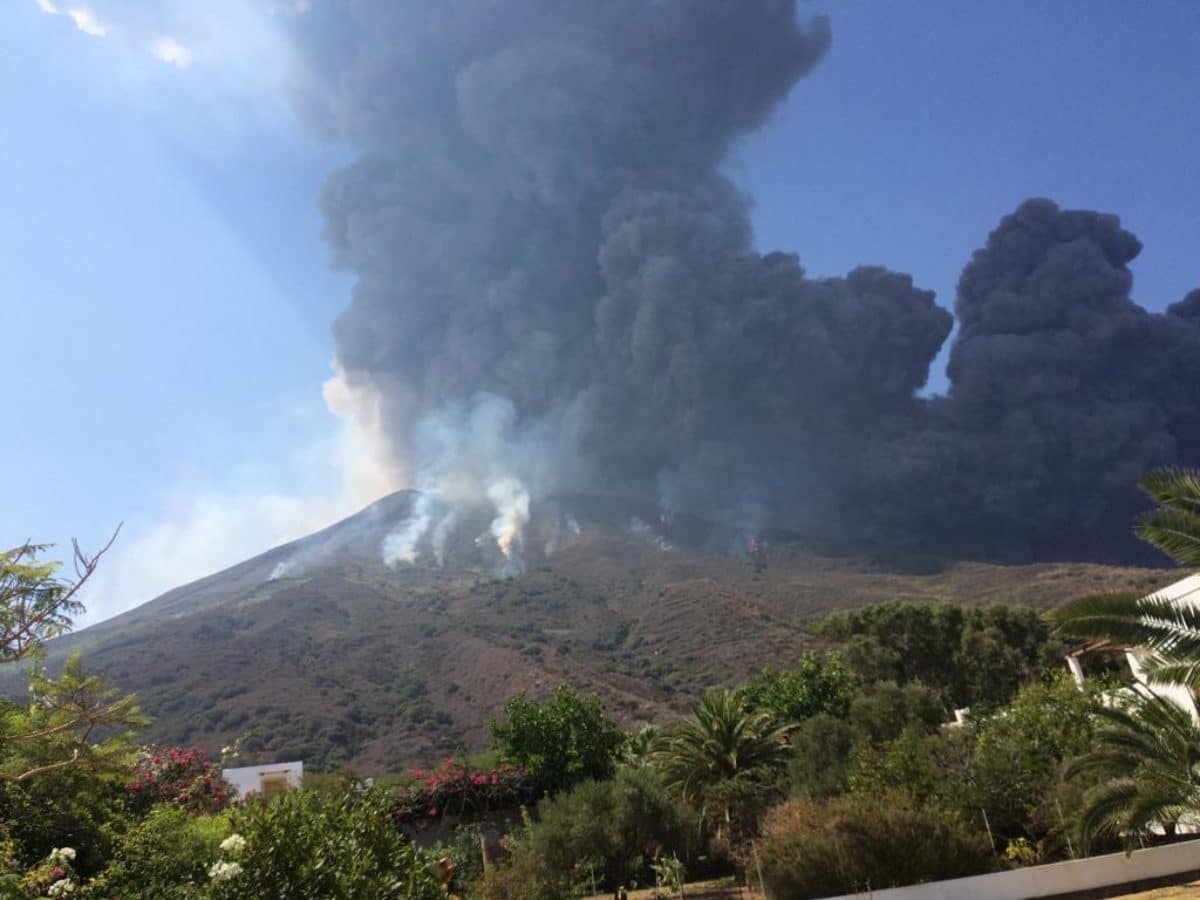 Stromboli, il vulcano erutta di nuovo: cenere e sabbia ricoprono l'isola