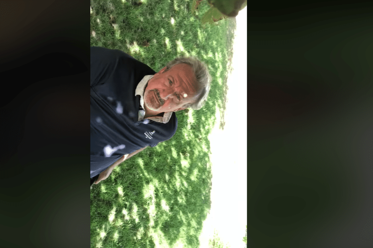 Emiliano cerca di farsi un video ma non ci riesce: l'esilarante clip