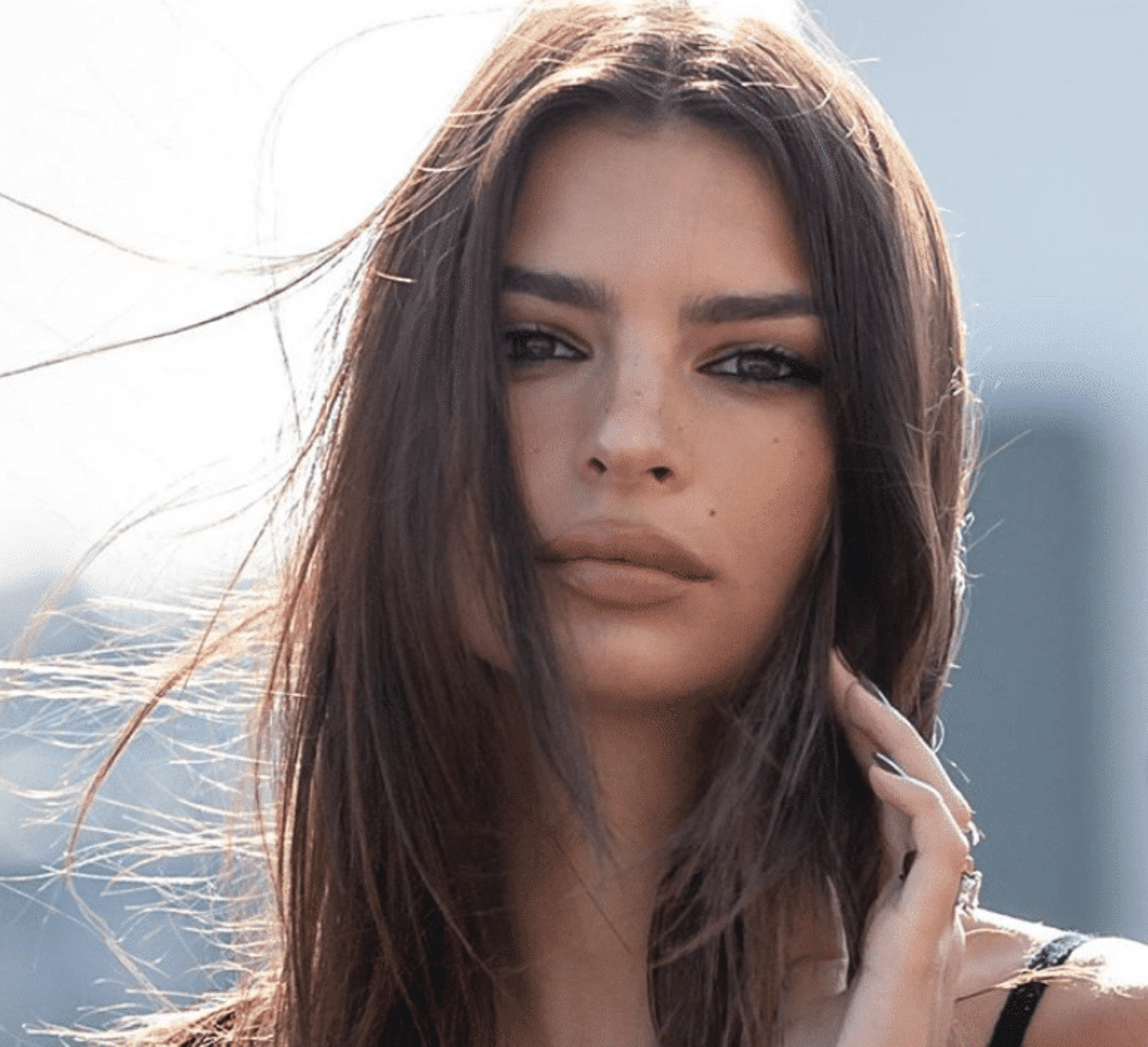 Emily Ratajkowski: la foto in costume nero che fa impazzire i follower