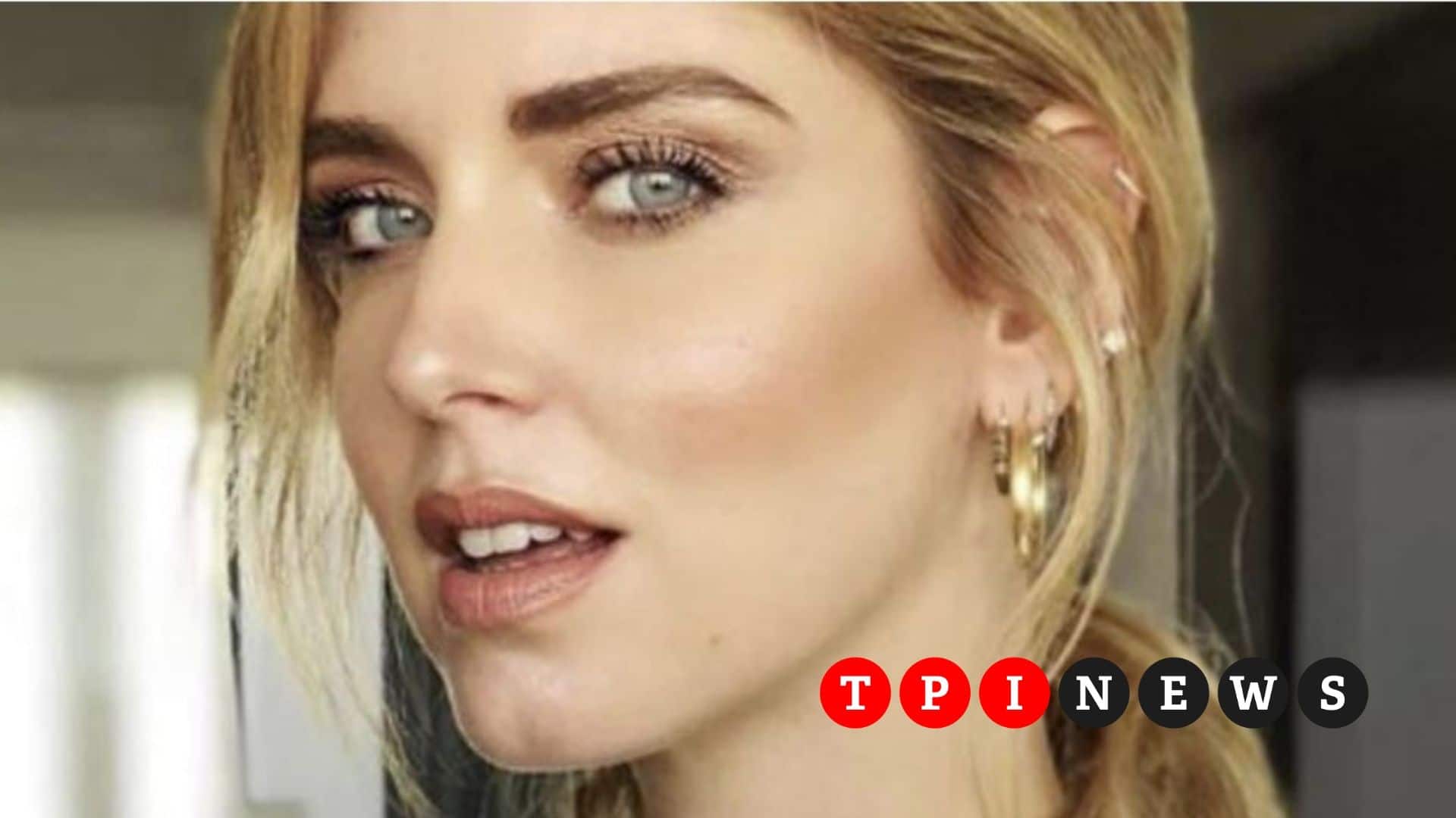 Chiara Ferragni, la foto in ascensore che lascia scoperto un seno