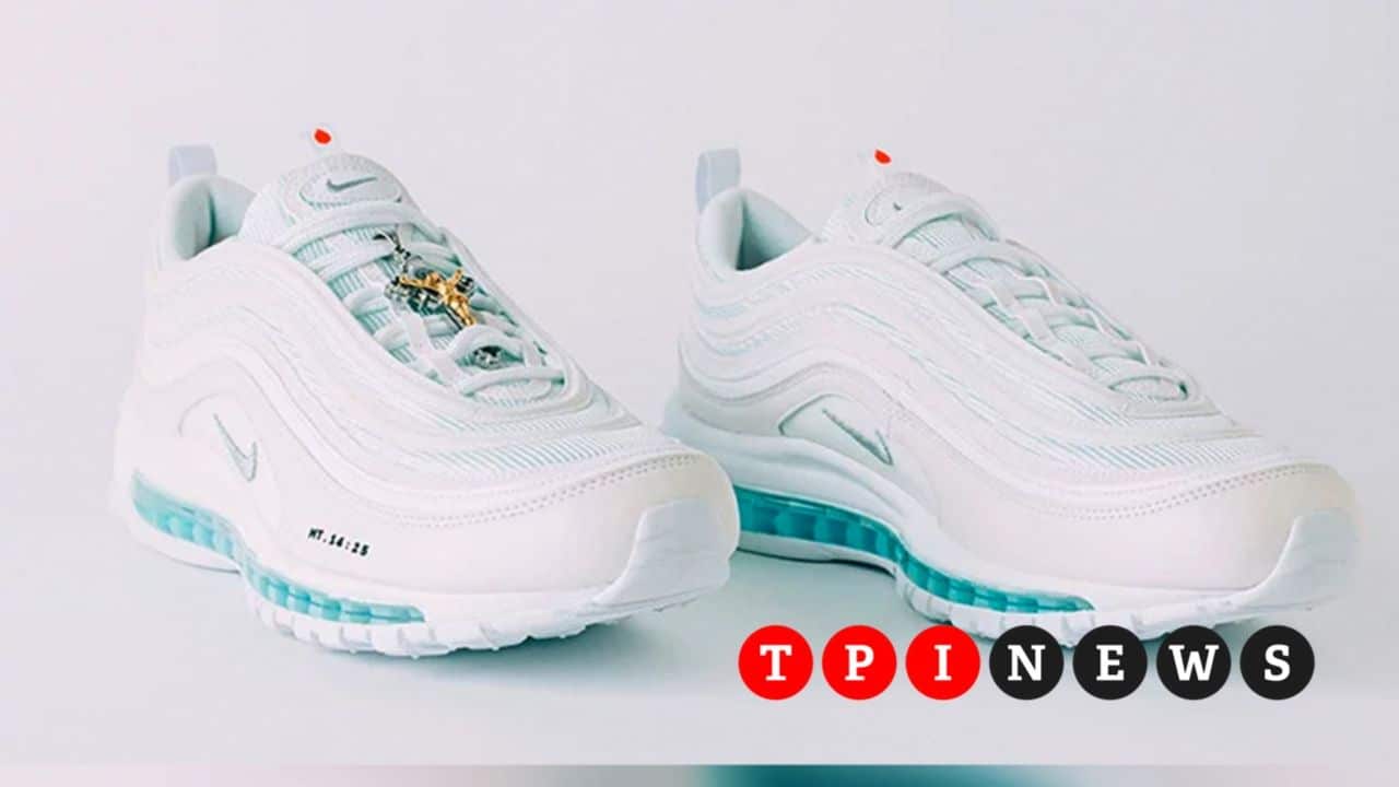 Arrivano le Jesus Sneaker: le scarpe con crocifisso e acqua santa