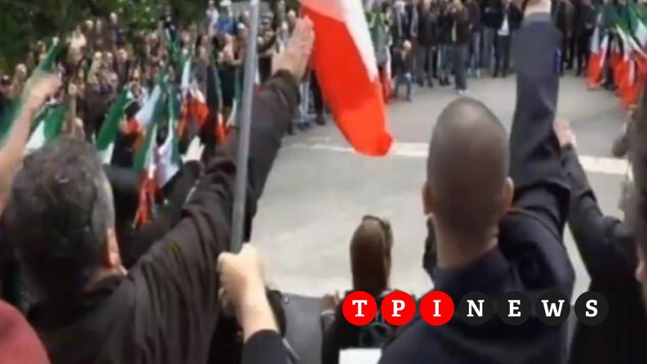 Predappio Salvini sulle magliette dei nostalgici di Mussolini: "Santo ...