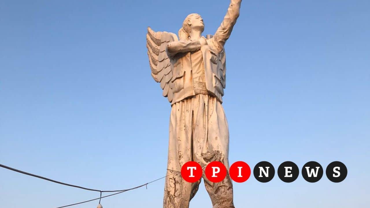 La statua dedicata alle combattenti curde simbolo della resistenza a Kobane