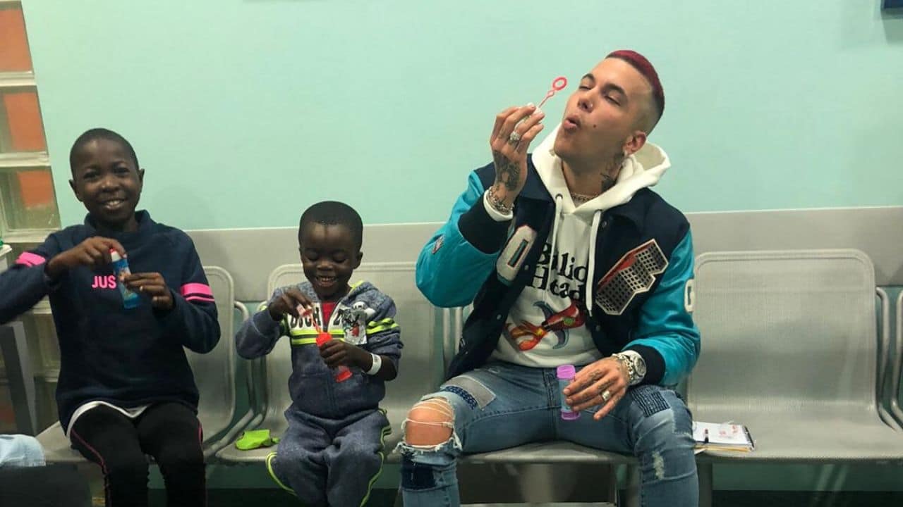 Sfera Ebbasta e Petagna, Natale con i bambini in ospedale | Healthy Color