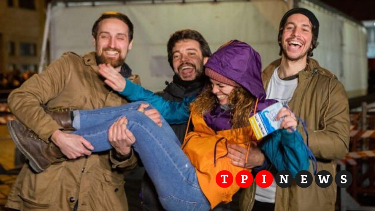 Sardine, party a Bibbiano e bagno al Papeete: Salvini ridicolizzato