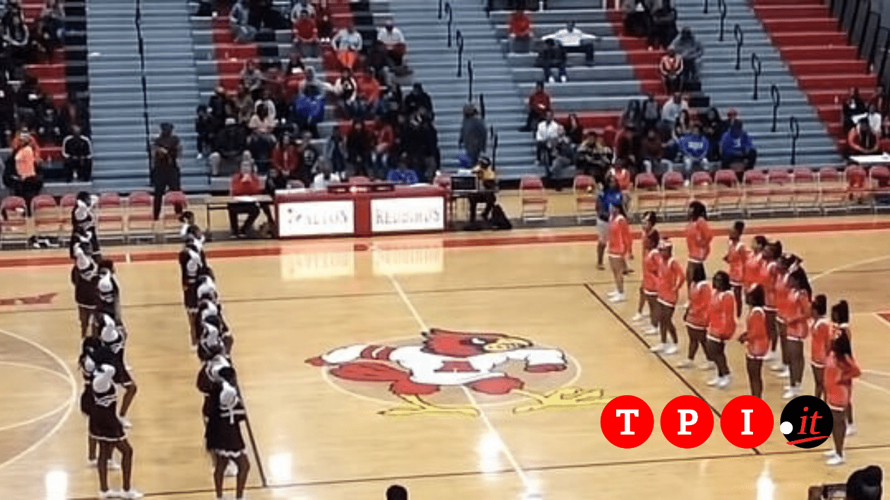 Cheerleader, la sfida di ballo finisce in una rissa furiosa | VIDEO