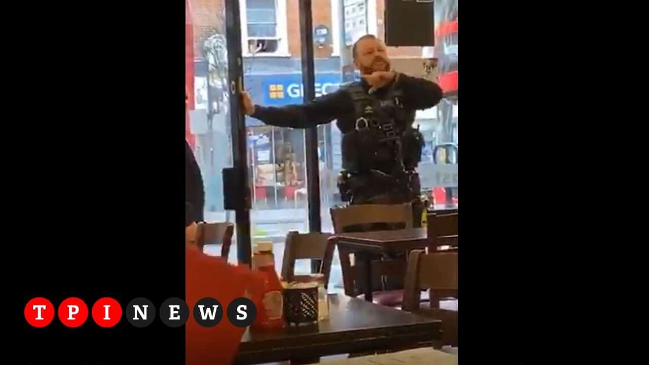 Londra, poliziotto vuole evacuare il locale ma la cameriera si rifiuta ...
