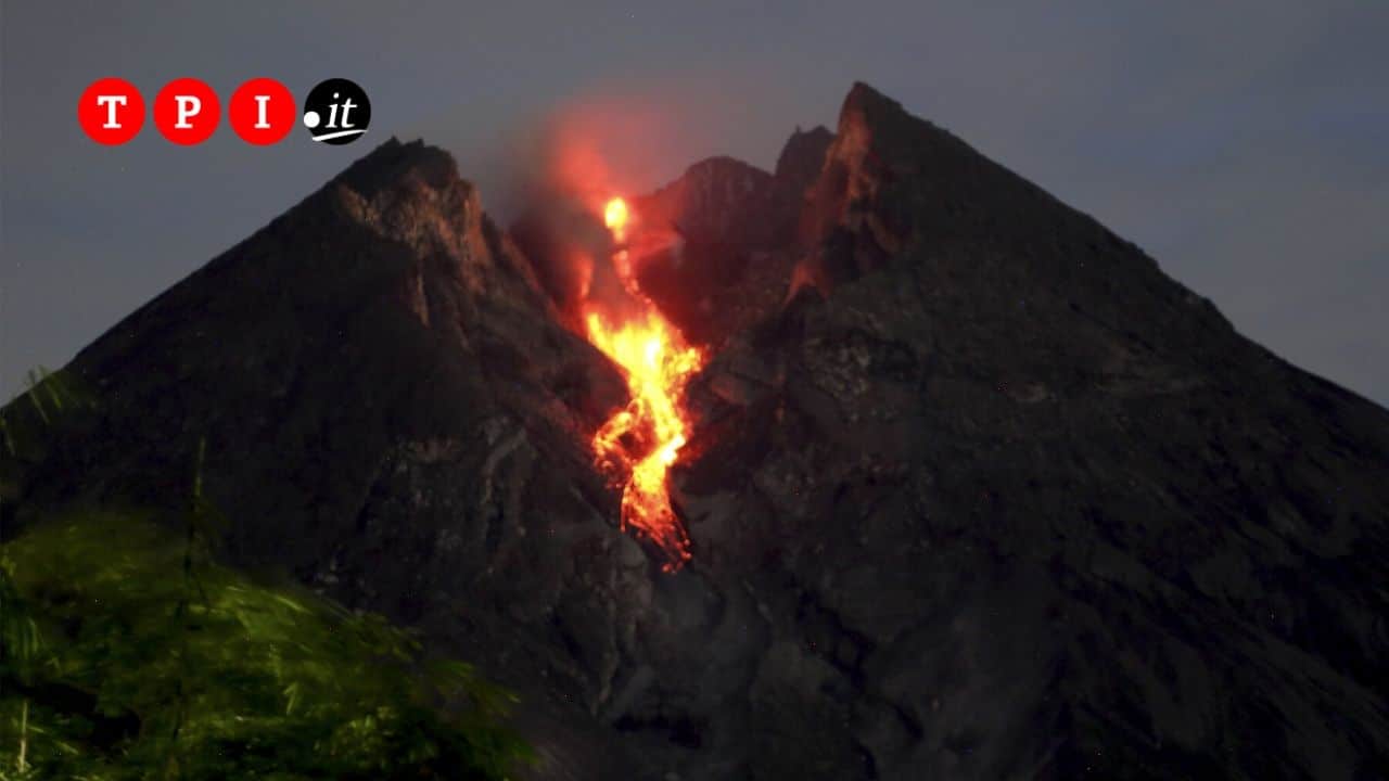 Le spettacolari immagini dell'eruzione del Vulcano Merapi in Indonesia