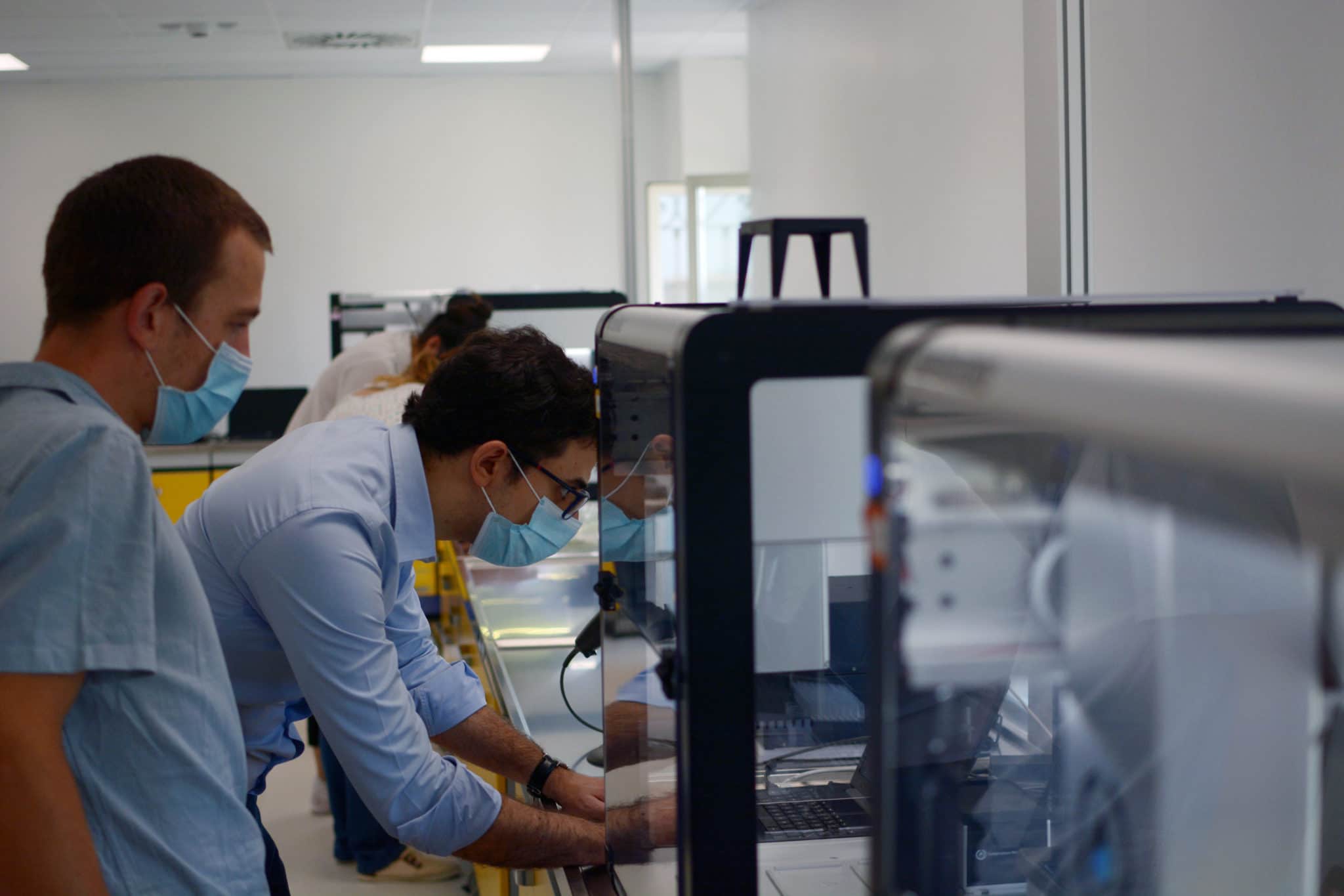 Coronavirus, a Calcinate laboratorio per analizzare 2500 tamponi al giorno