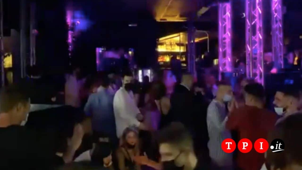 Milano, riaprono le discoteche: assembramenti e poche precauzioni