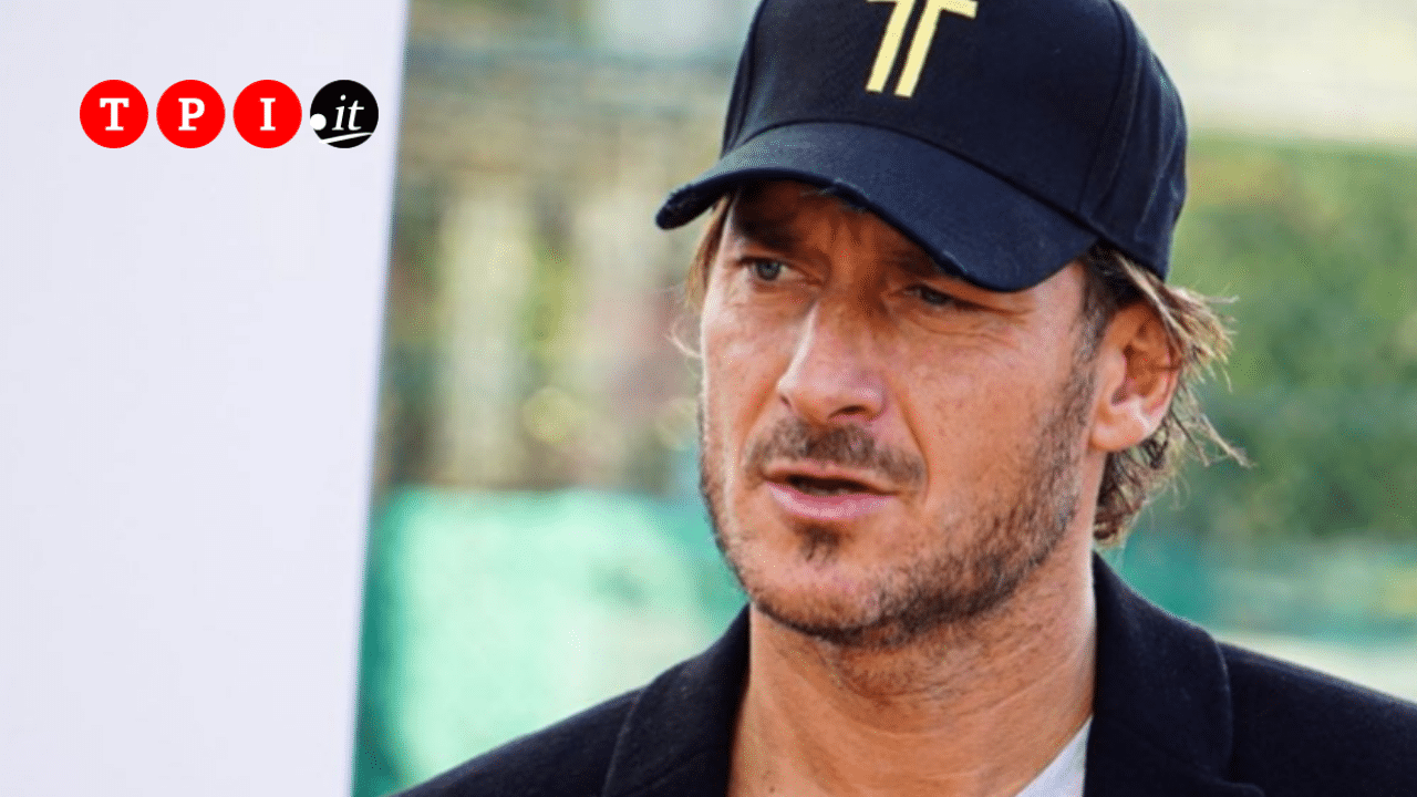 Totti, un fan si complimenta con Chanel. La reazione: "Ti sfondo"