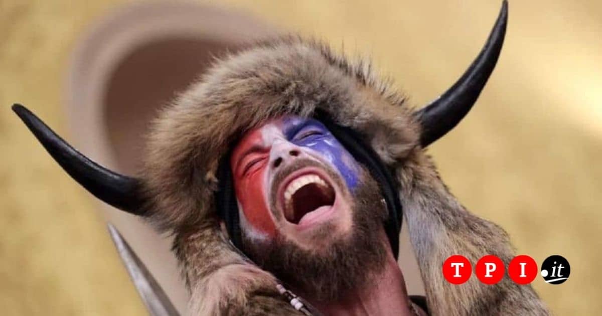 Arrestato Jake Angeli, sciamano che ha guidato l'assalto al Congresso