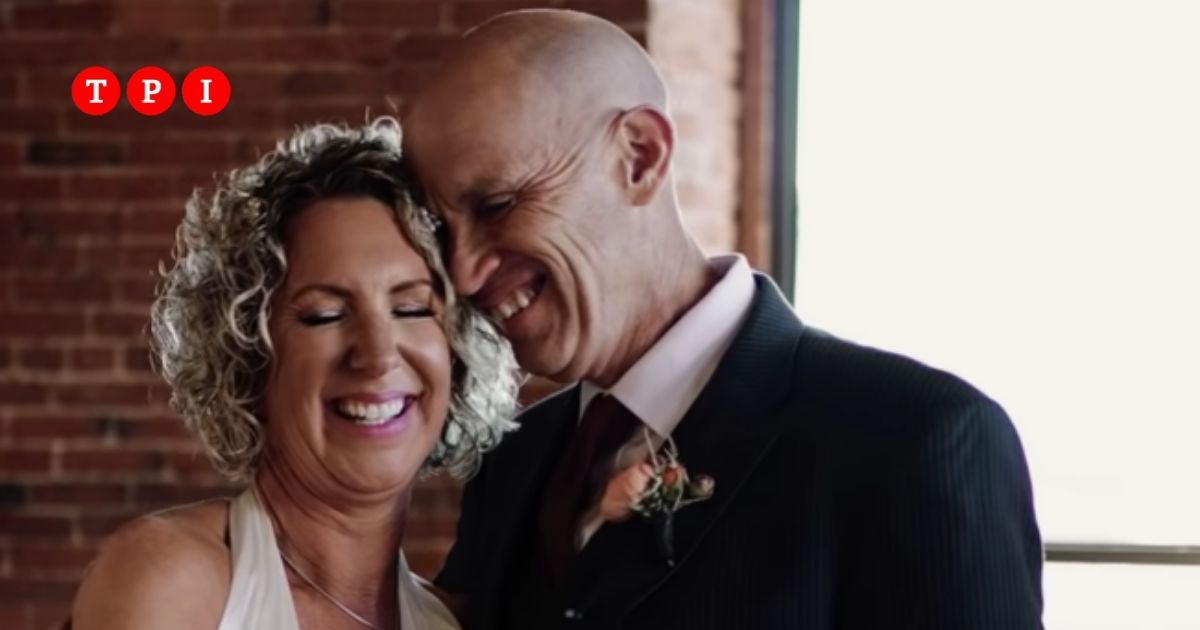 Dimentica di essere sposato per l'Alzheimer e chiede la mano alla moglie