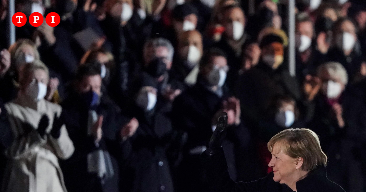L'addio commosso di Angela Merkel: "Grazie per la fiducia"