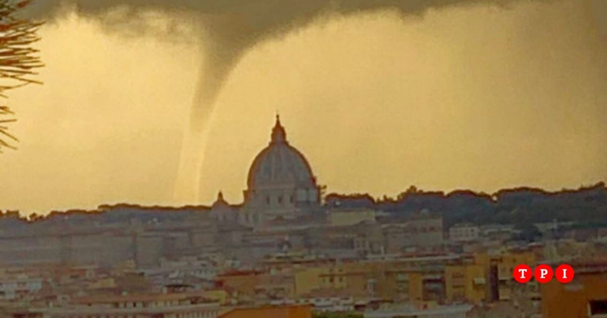 Spaventosa tromba d'aria a Fiumicino: il tornado visibile da Roma | VIDEO