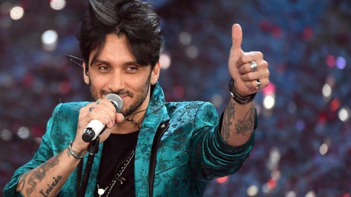 Chi è Fabrizio Moro, il cantante in gara a Sanremo 2022: canzoni, figli