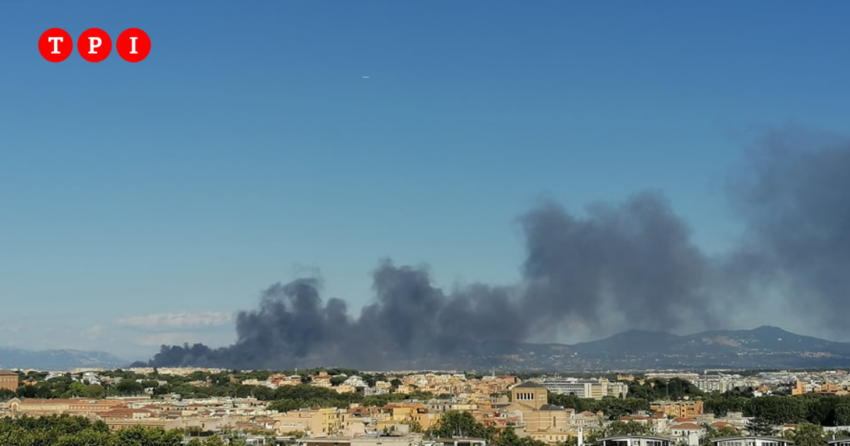 Incendi Roma, Gualtieri: "C'è la mano dell'uomo". 4 maxi roghi in un mese