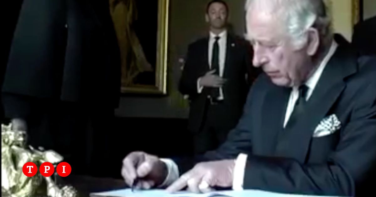 Subito dopo la successione al trono, re Carlo ha licenziato 100 impiegati