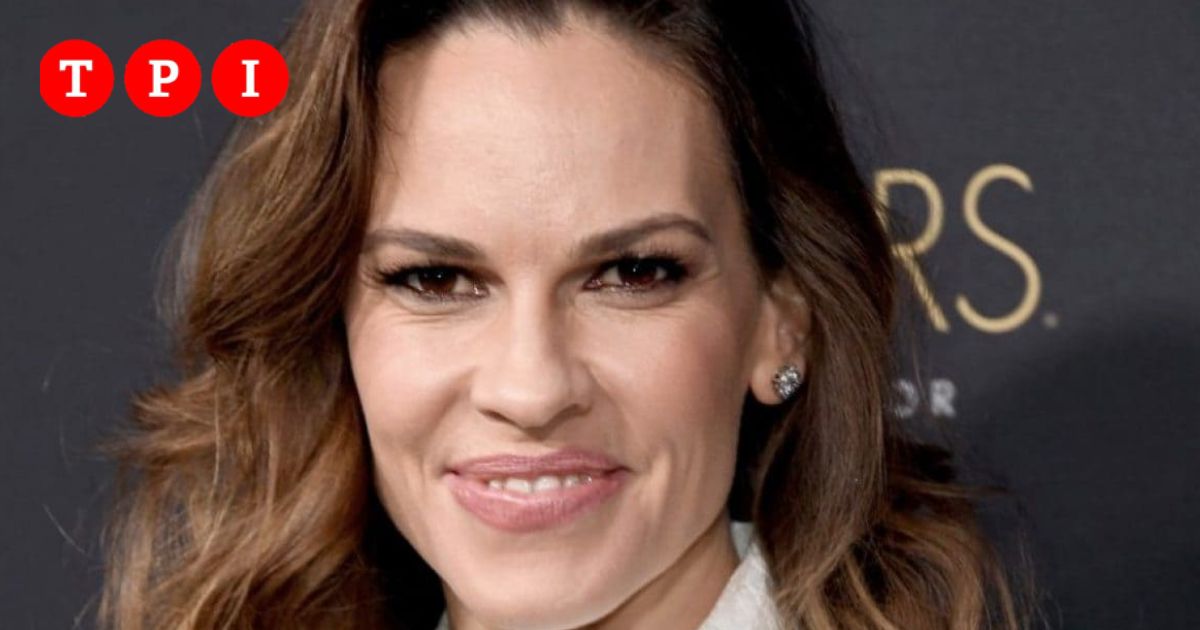 Hilary Swank incinta a 48 anni, aspetta due gemelli: "Un miracolo"
