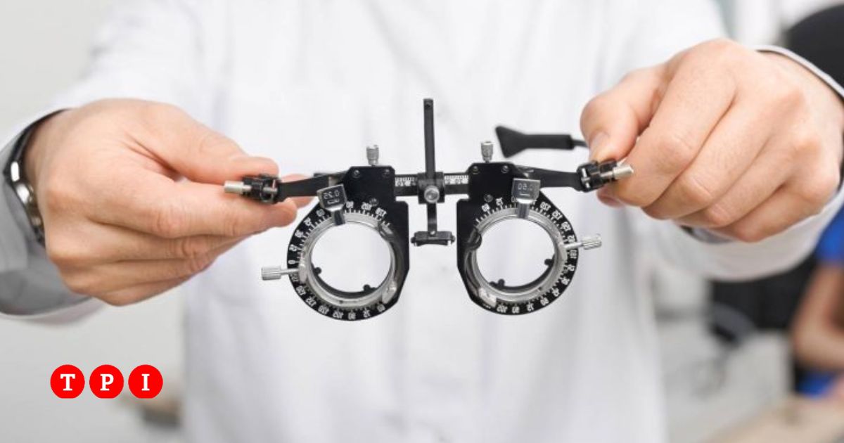 Va dall'oculista per un banale controllo agli occhiali e torna a casa cieco