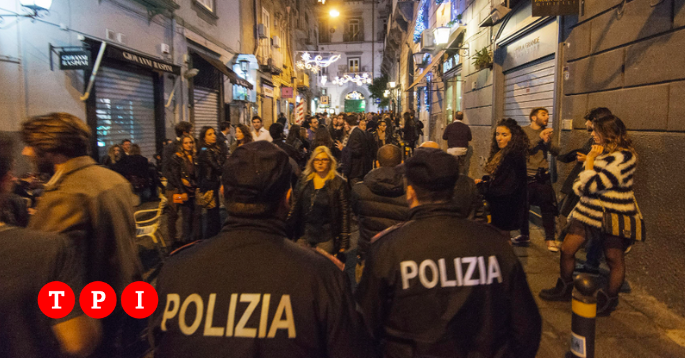 Movida violenta a Napoli, 14enne picchiato con un manganello da coetanei