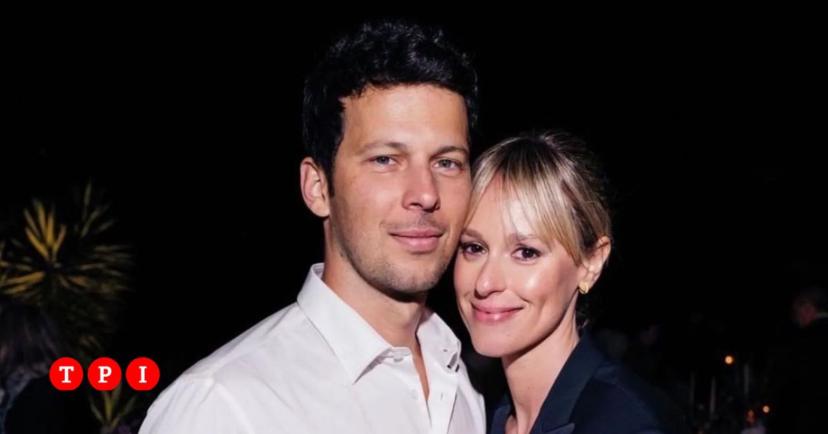 Matteo Giunta lecca gli stivali di Federica Pellegrini, critiche sul web