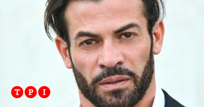 Gianni Sperti compie 50 anni e confessa: "Momento difficile"