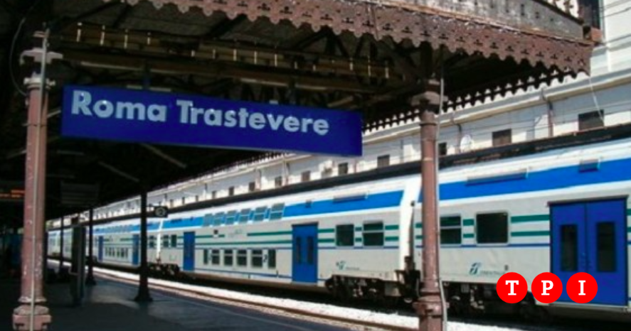 Palpeggia una 20enne su un treno fermo, inseguito dai passeggeri