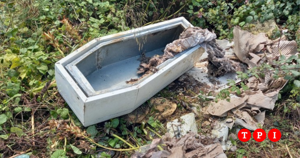 Una bara bianca abbandonata ai margini della strada: giallo a Catania