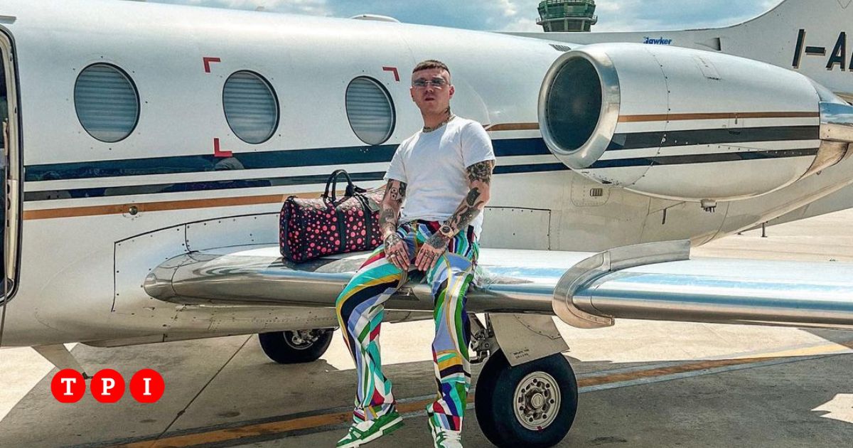 È bufera per una foto di Lazza sul jet privato: "La gente muore di fame"