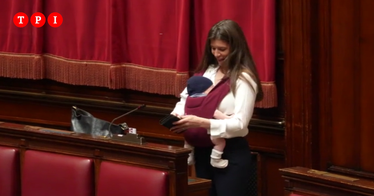 Camera, per la prima volta una deputata allatta un neonato in aula