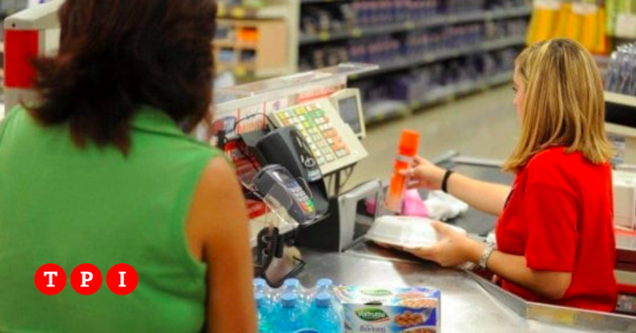 Varese, marito guarda cassiera al supermercato e la moglie la aggredisce