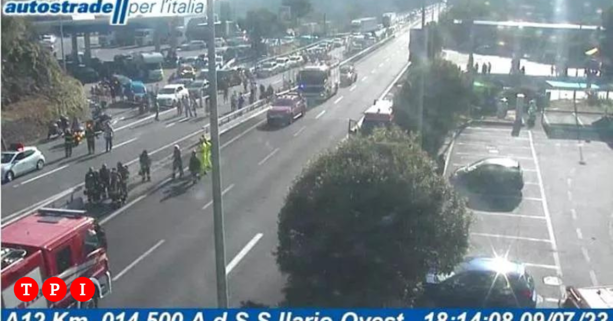 Pullman in fiamme sull’A12: autostrada chiusa fra Genova Nervi e Recco