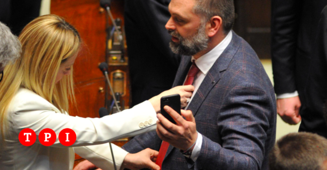 Dress code alla Camera: saltano obbligo di cravatta e divieto di sneaker