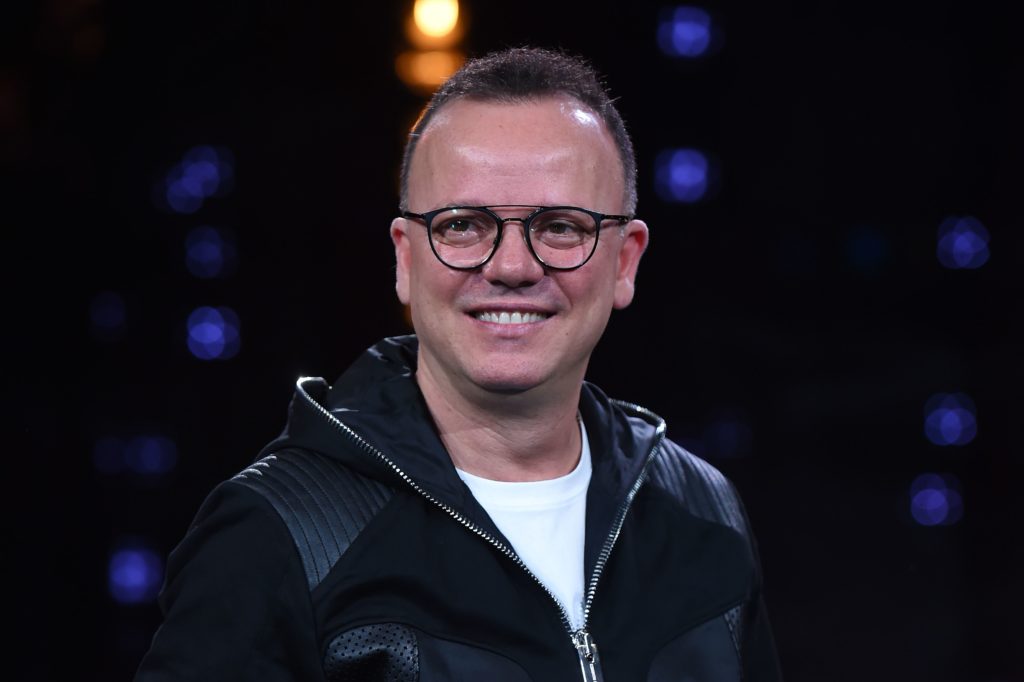 Sanremo 2024, abito Gigi D'Alessio serata cover Festival: stilista, look