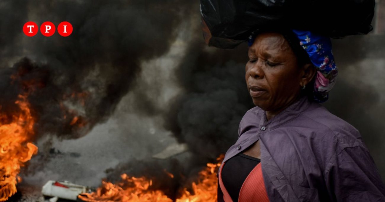 Haiti, la capitale Port-au-Prince è nel caos: migliaia di persone in fuga