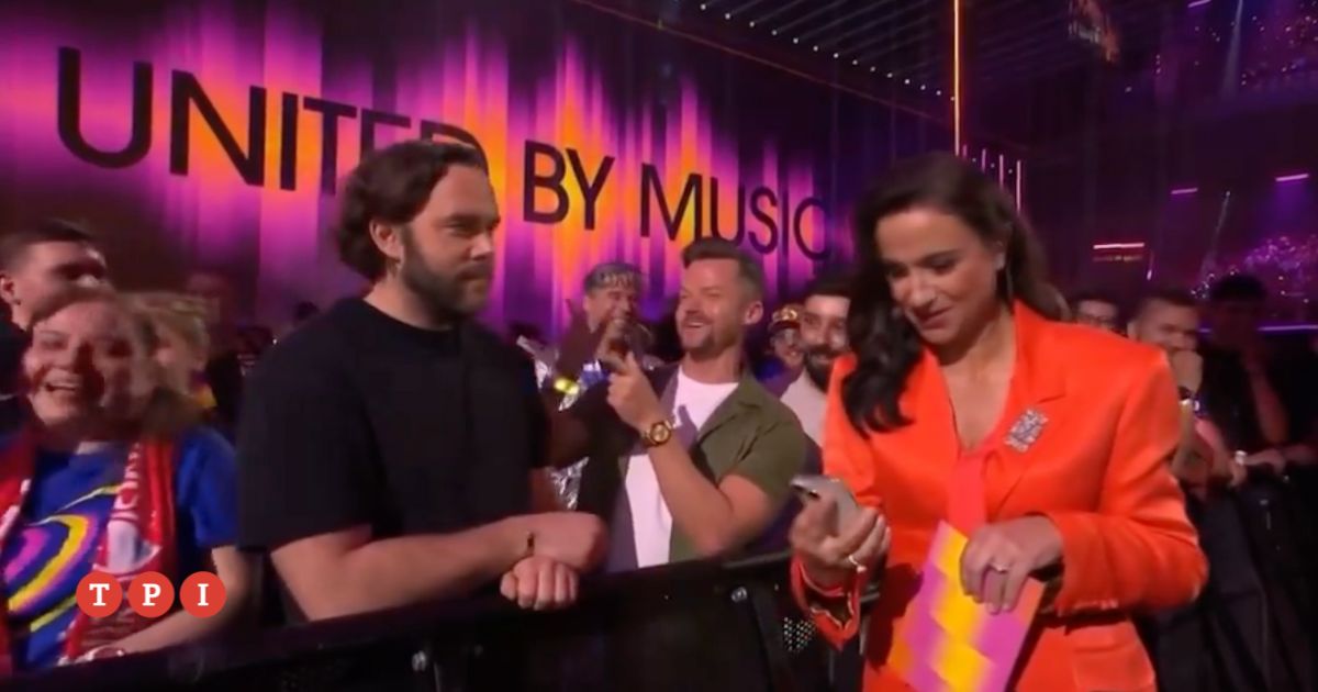 Notifiche da Grindr sul telefono di uno spettatore: imbarazzo all ...