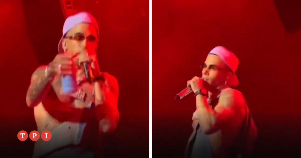 Un fan sale sul palco durante un concerto di Sfera Ebbasta