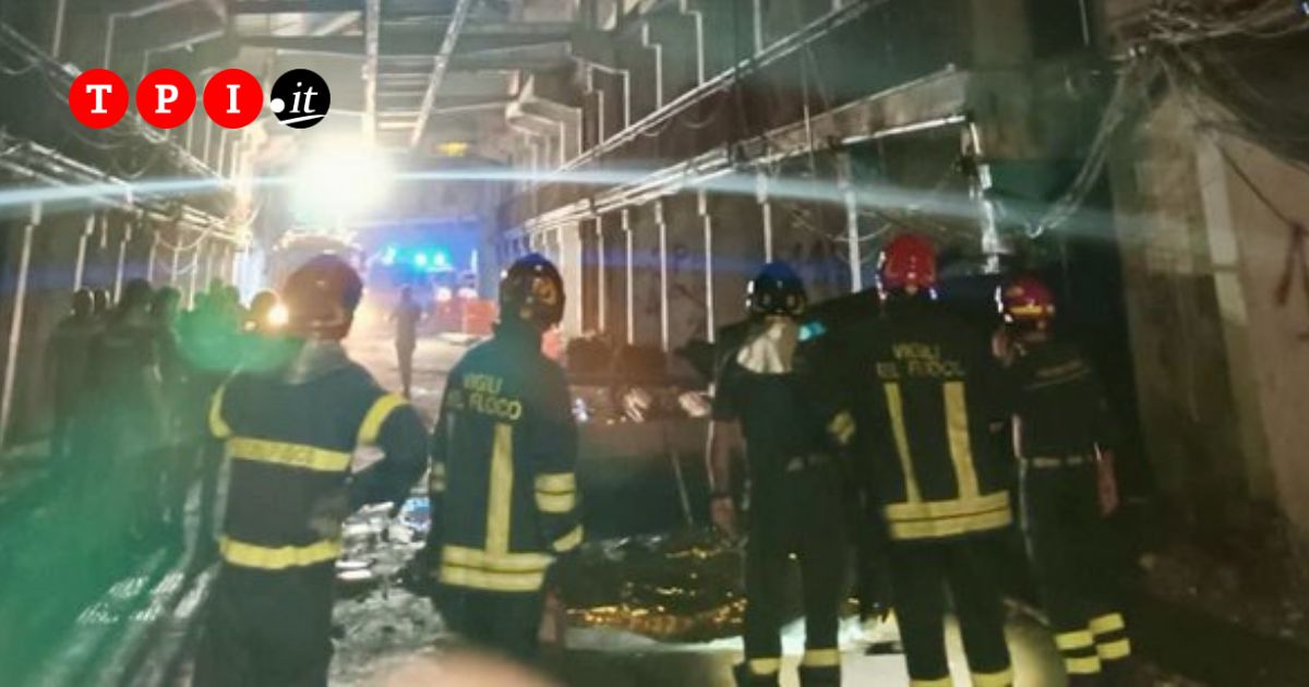 Scampia, crolla un ballatoio alla Vela Celeste: 2 morti e 13 feriti